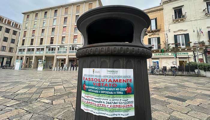 Lecce, adesivi sui cestini: basta ai conferimenti errati nei gettacarte della Città