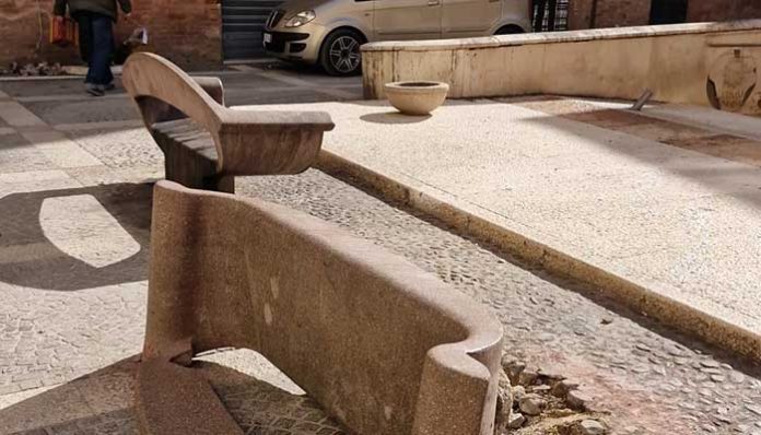 Foggia, divelte le panchine di Piazza Baldassarre. Mario Giampietro ...