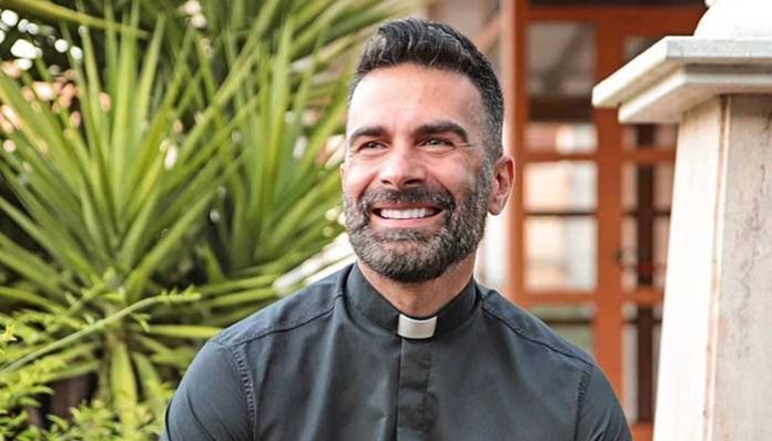 Il prete influencer don Cosimo Schena si scaglia contro l'uccisione ...