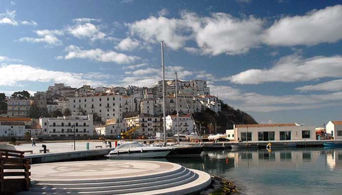 Rodi Garganico, la postazione servizio del 118 nella zona del porto. De ...
