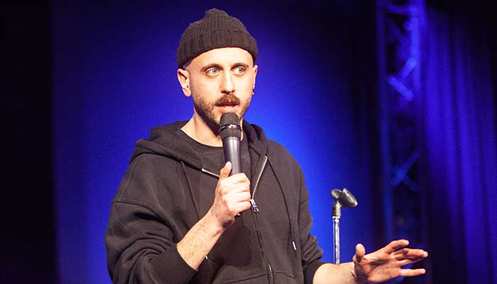 La stand-up comedy di Angelo Amaro all'Ex Macello di Putignano